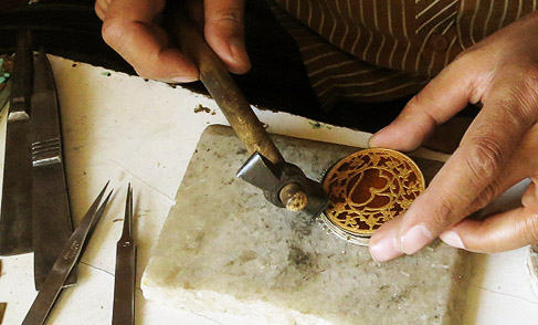 Thewa / Theva Jewelry | Story of Indian crafts and craftsmen